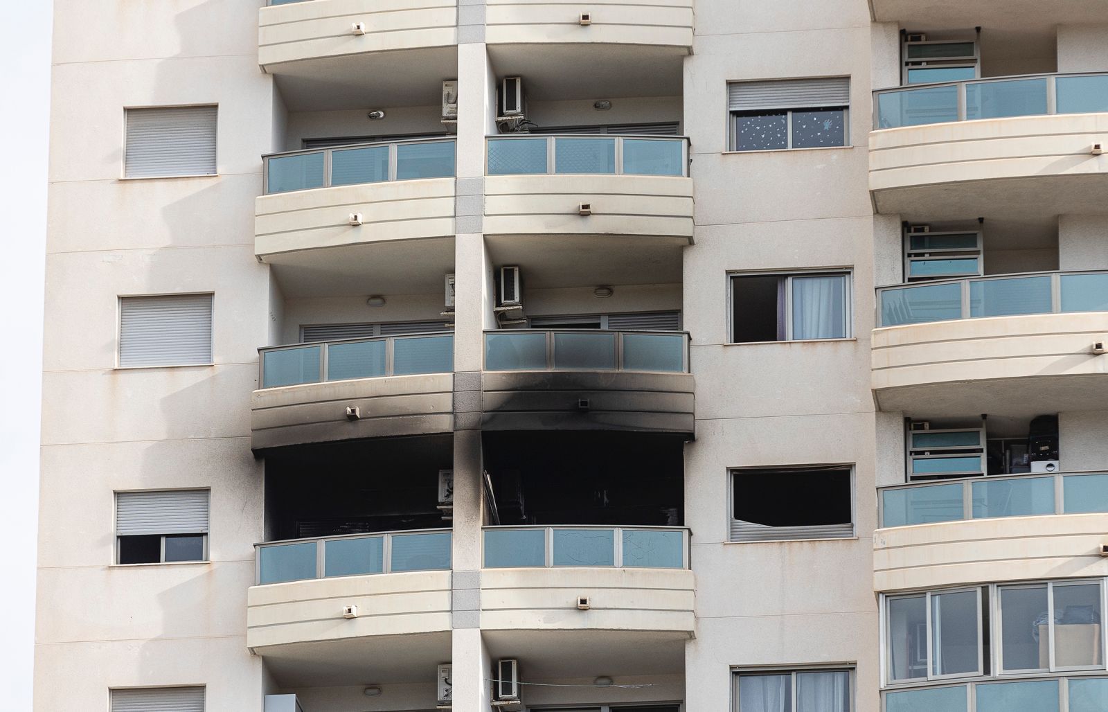 Galería de imágenes: Así ha quedado el edificio incendiado en Alicante ...