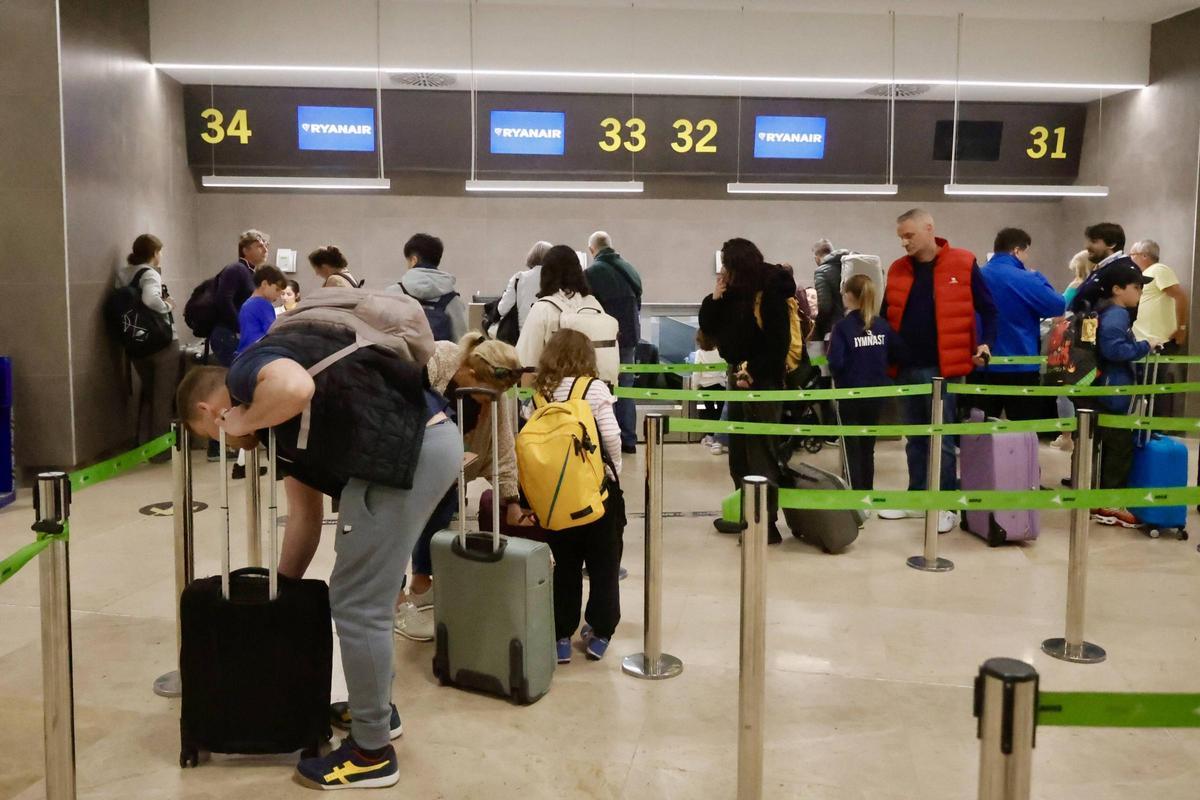 AEROPUERTO VALENCIA: Unas instalaciones saturadas por los récords 13 años después de su última ...