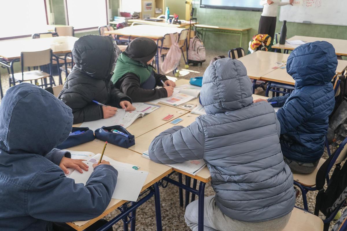 "Estamos helados de frío": en clase y con el abrigo puesto en el ...