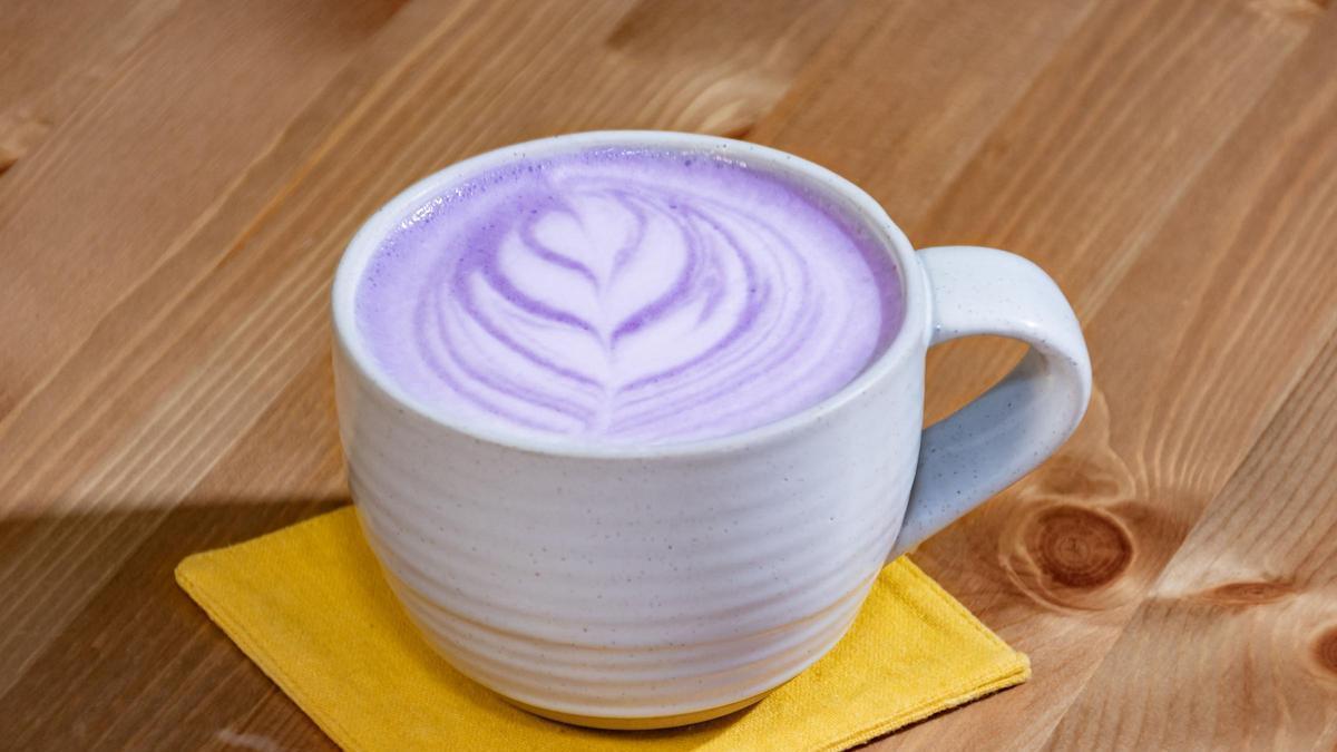 Per què aquesta beguda morada podria substituir el matxa i el cafè ...
