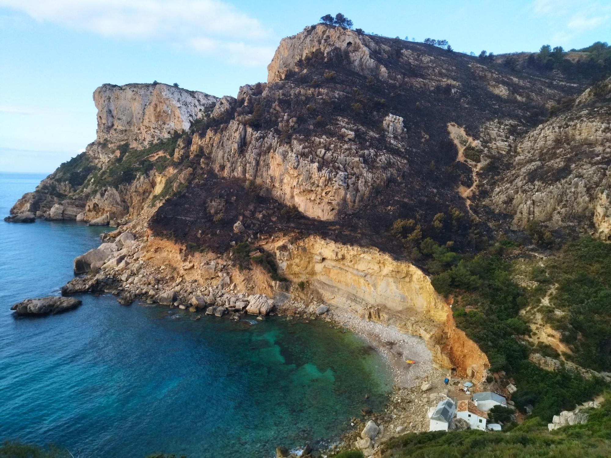 Llebeig: El fuego devasta una de las calas valencianas más bellas