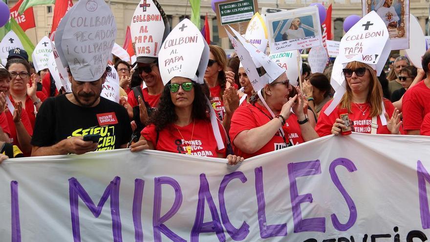 Los docentes en huelga se manifiestan coincidiendo con la llegada del Papa