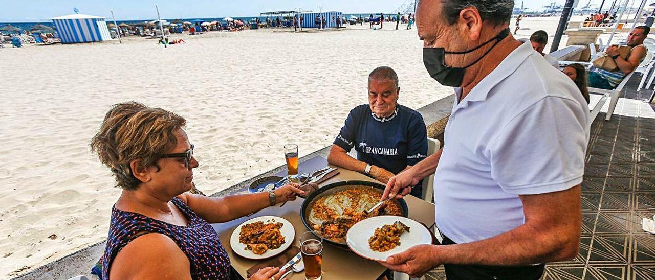 Camareros: un oficio de riesgo en los tiempos de la pandemia - Levante-EMV