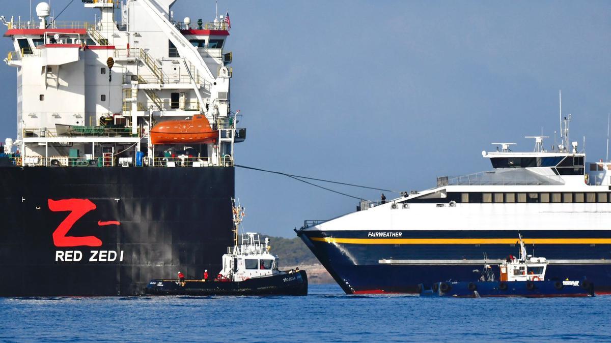 El carguero 'Red Zed 1' libera los buques de Trasmapi en la bahía de ...