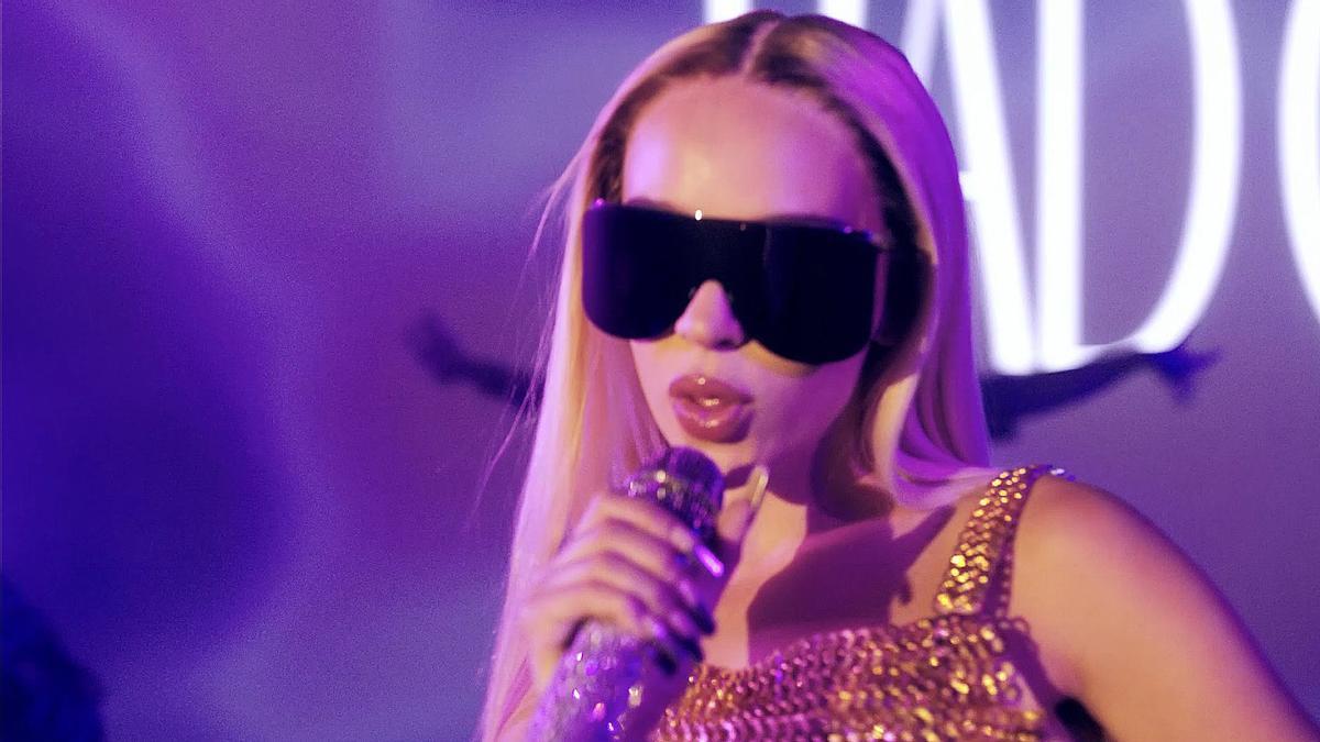 Bad Gyal protagoniza la campaña de verano de Estrella Damm