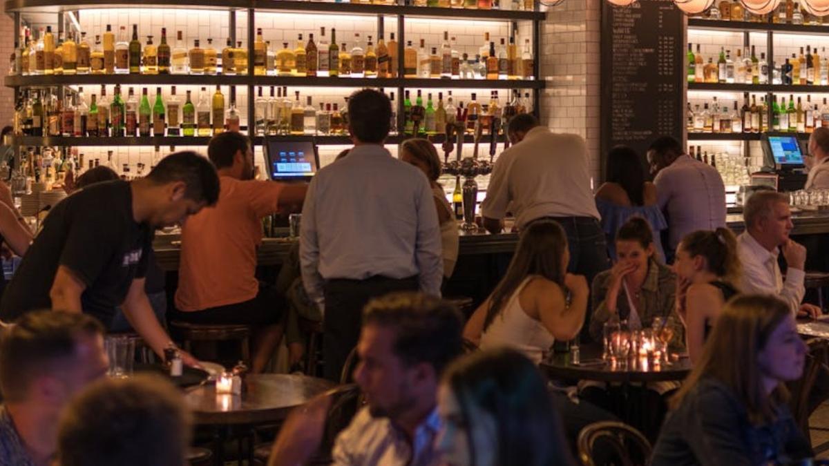 Un bar de Jaén es tendencia por el cartel que ponen en la terraza: "La ...