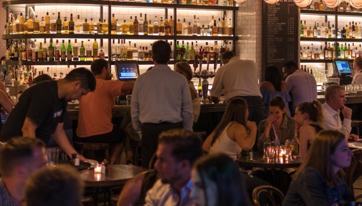 Un bar de Jaén es tendencia por el cartel que ponen en la terraza: "La ...