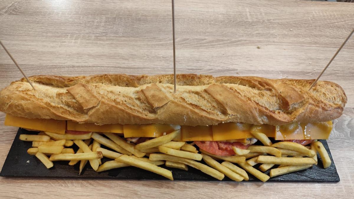 Un popular bar de hamburguesas y bocadillos gigantes inicia nueva etapa ...
