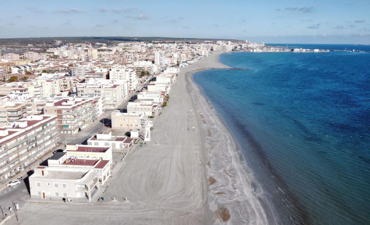 Playa Lisa | Santa Pola | Algas y arena para recuperar el litoral