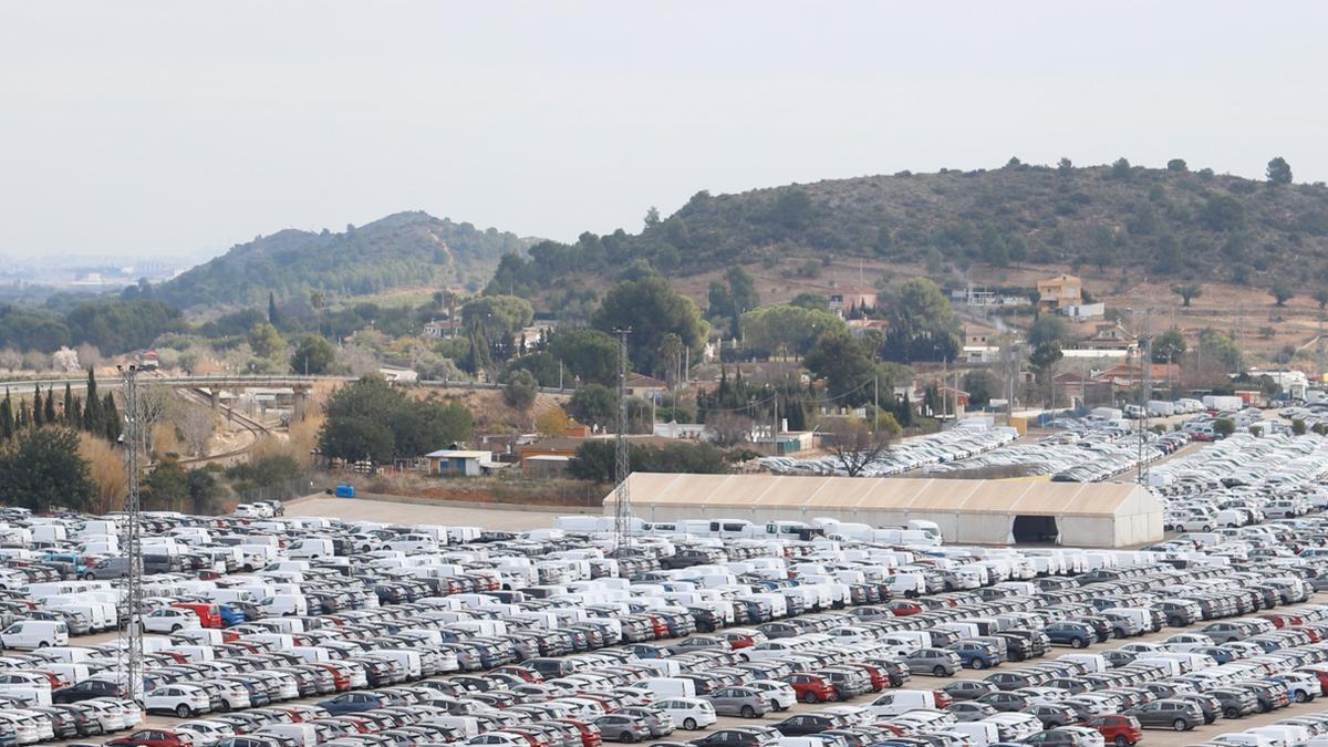 Así está la campa de almacenaje de coches de Ford en Cheste
