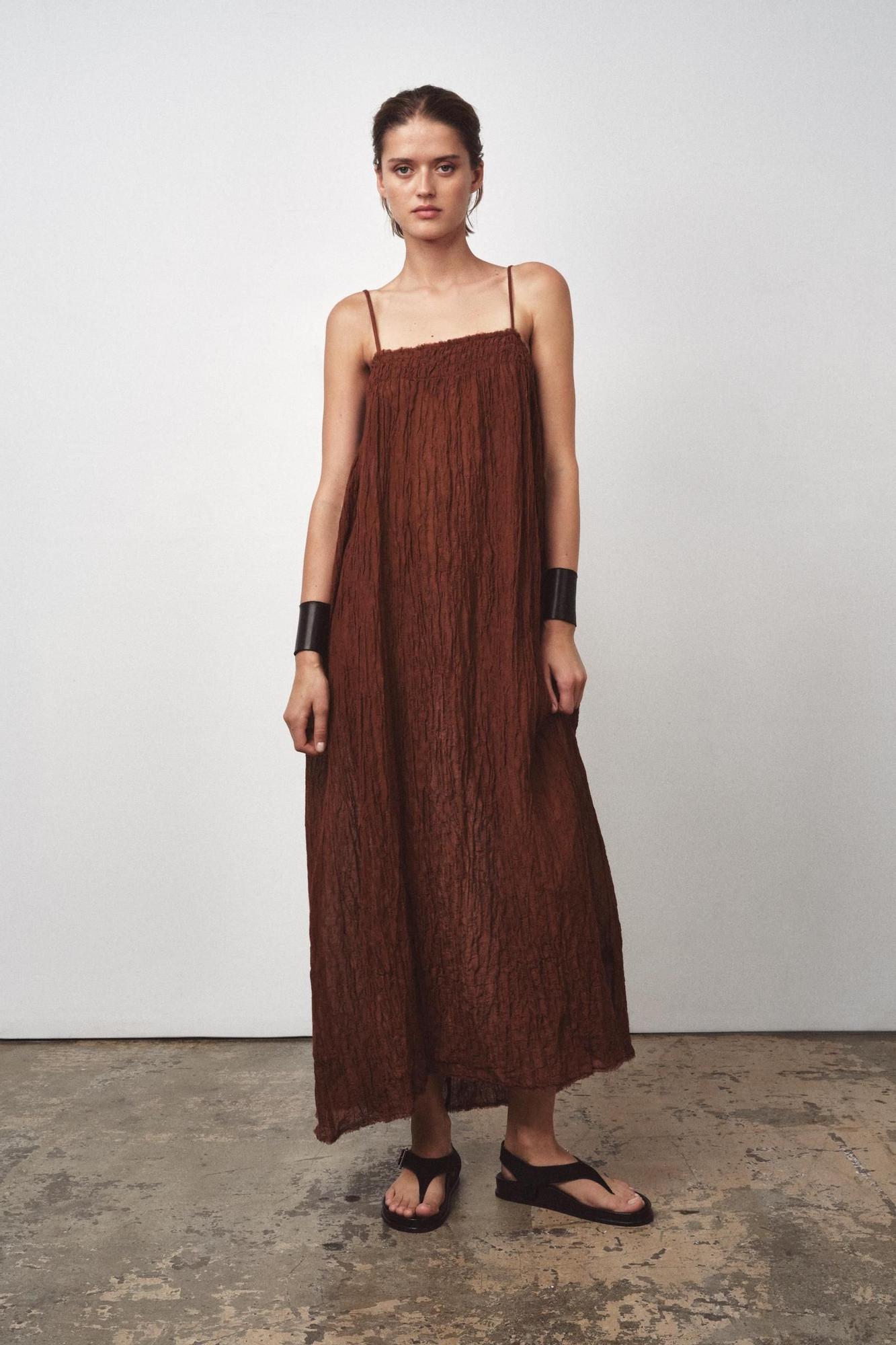 VESTIDOS ZARA MARRÓN REBAJAS | Los vestidos marrones son tendencia y ...