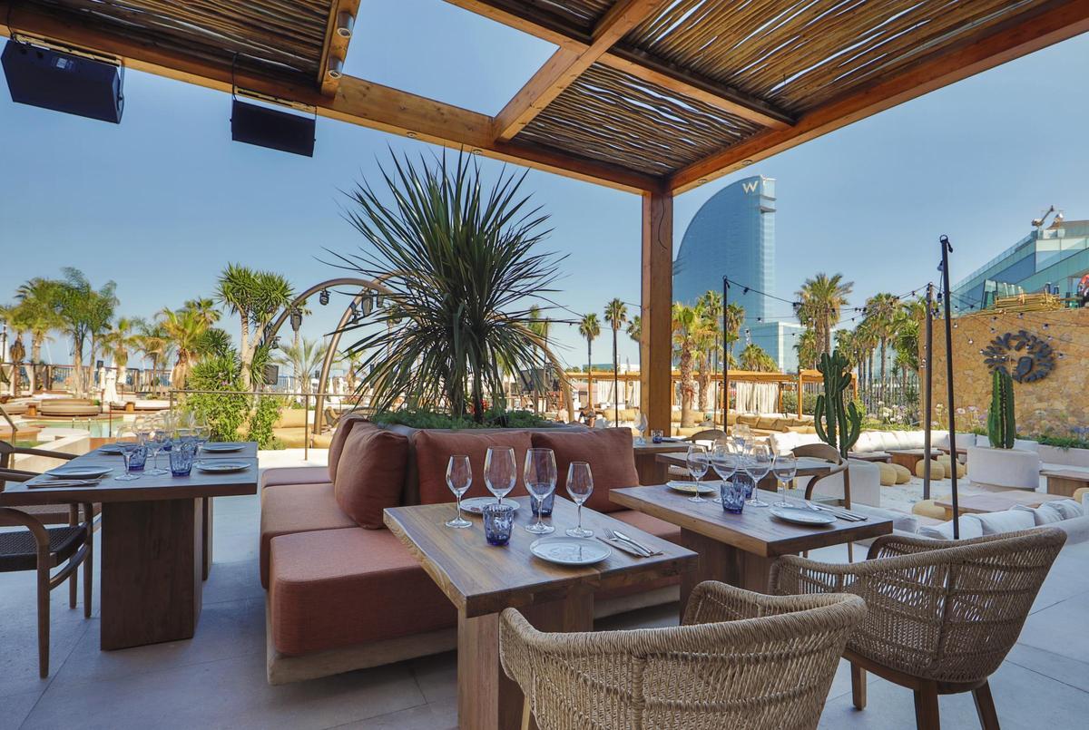 El gran 'beach club' de la playa de Barcelona abre por fin sus puertas ...