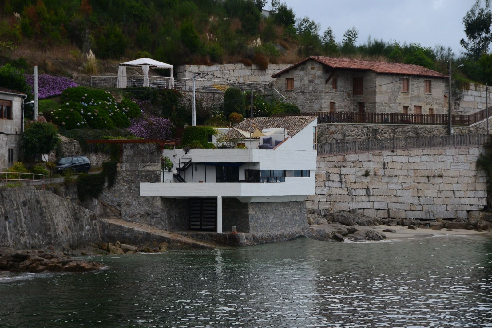 Zara se embarca en la "casa barco" de A Roiba - Faro de Vigo