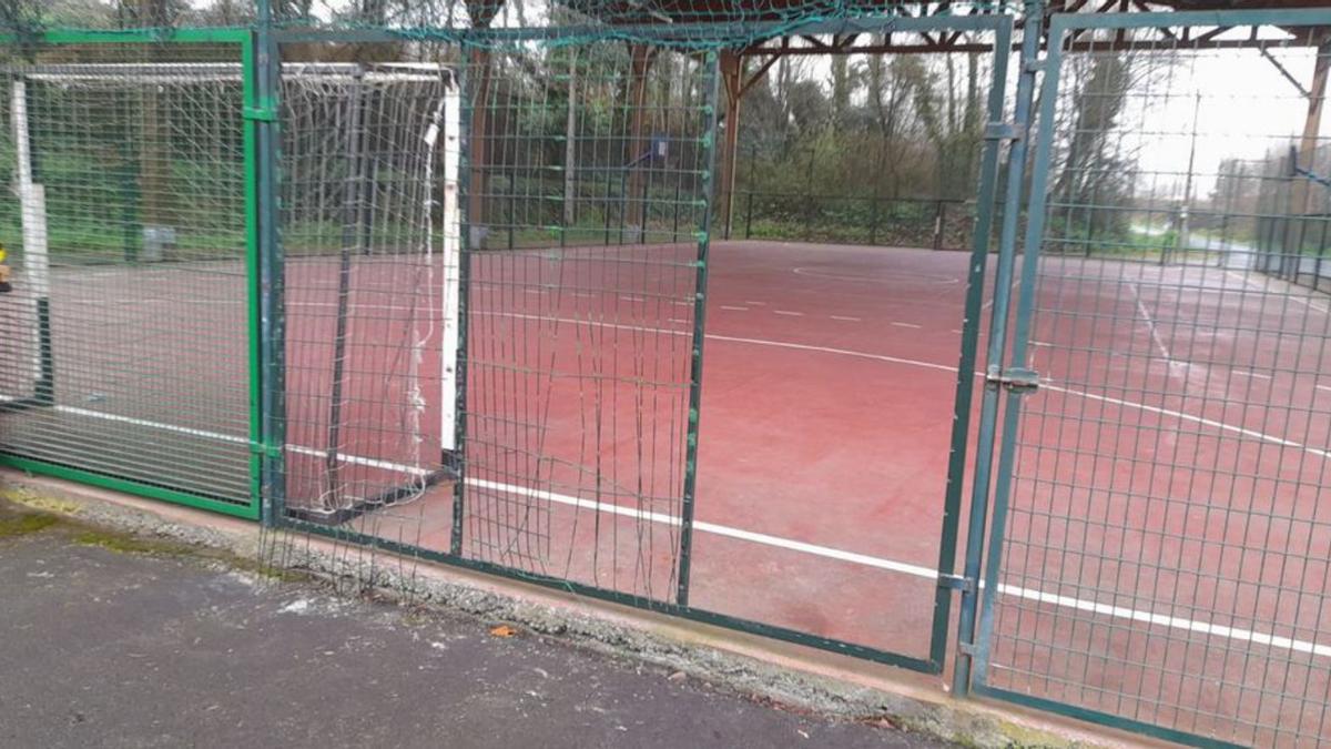 Cambre denuncia destrozos en la verja y las bajantes de la pista ...