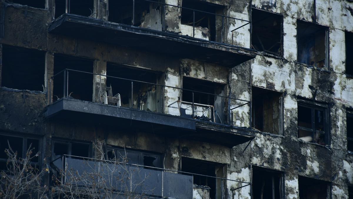 Empiezan a retirar la ceniza y los restos quemados del perímetro del ...