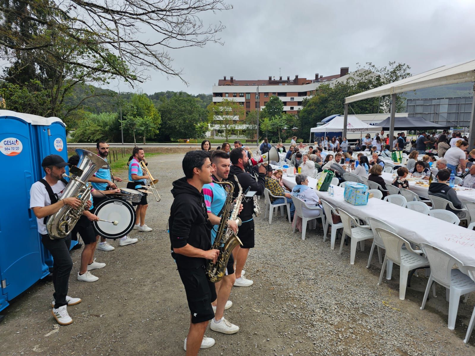 La paellada y comida en la callle de Villaviciosa, en imágenes