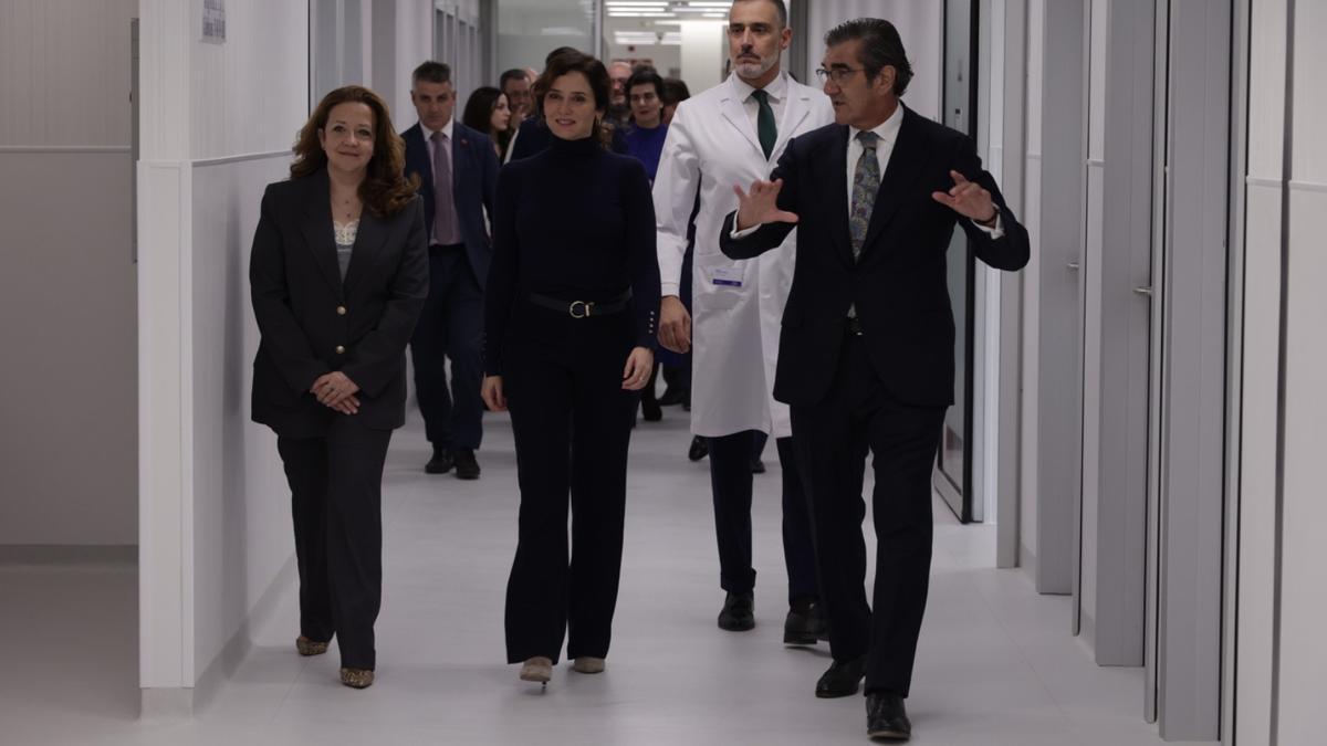 10.000 metros cuadrados, 40 consultas, 77 camas, 10 boxes de Urgencias ...