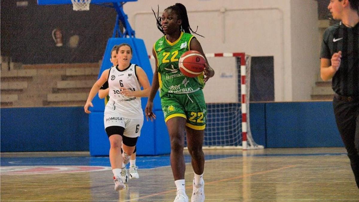 La pívot Gedna Capel, sexta renovación en el Al-Qázeres