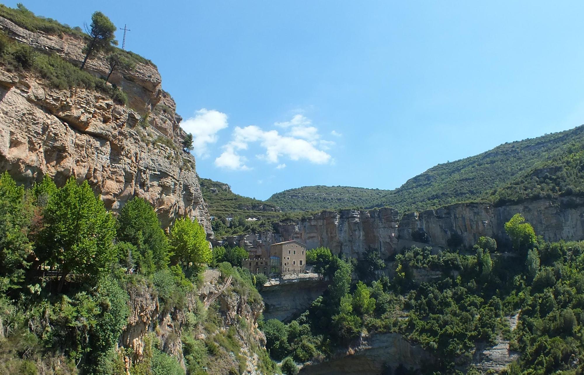 El monasterio más bonito de España está escondido entre grutas ...
