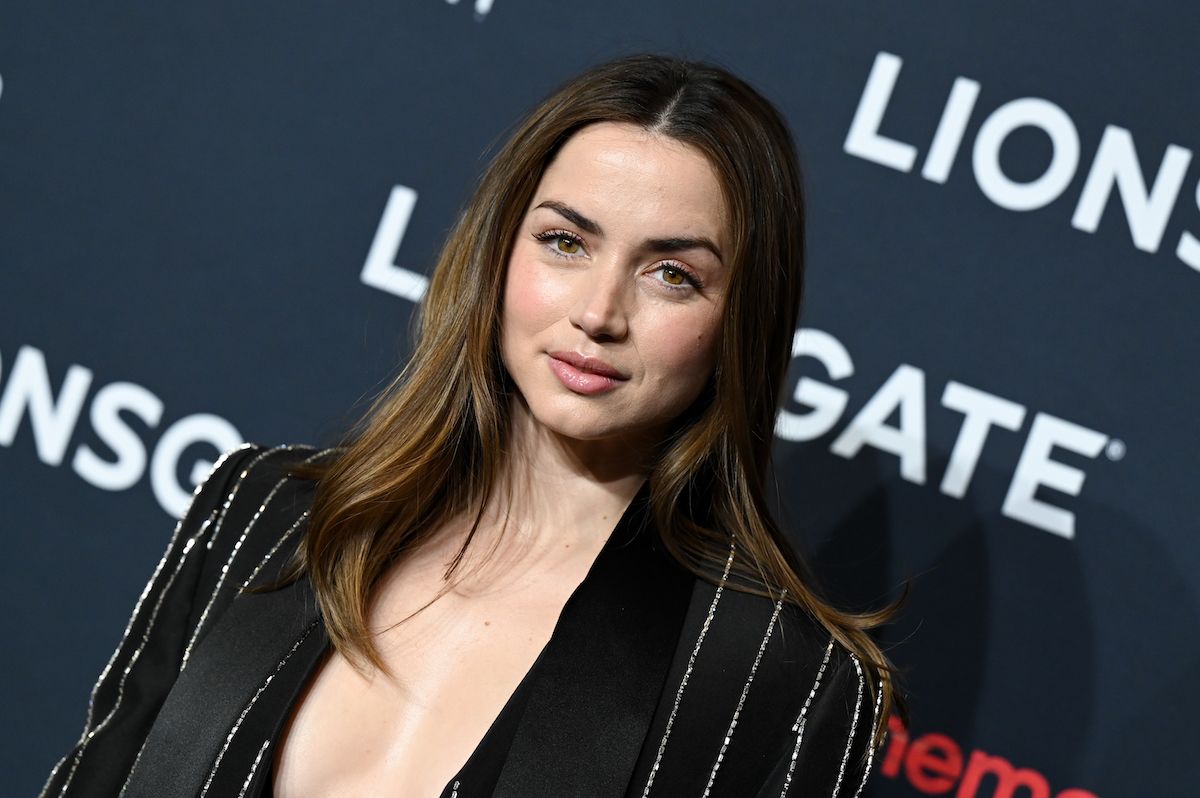 ANA DE ARMAS TRAJE DE CHAQUETA PRIMAVERA El traje de chaqueta de Ana de Armas es el más atrevido ...