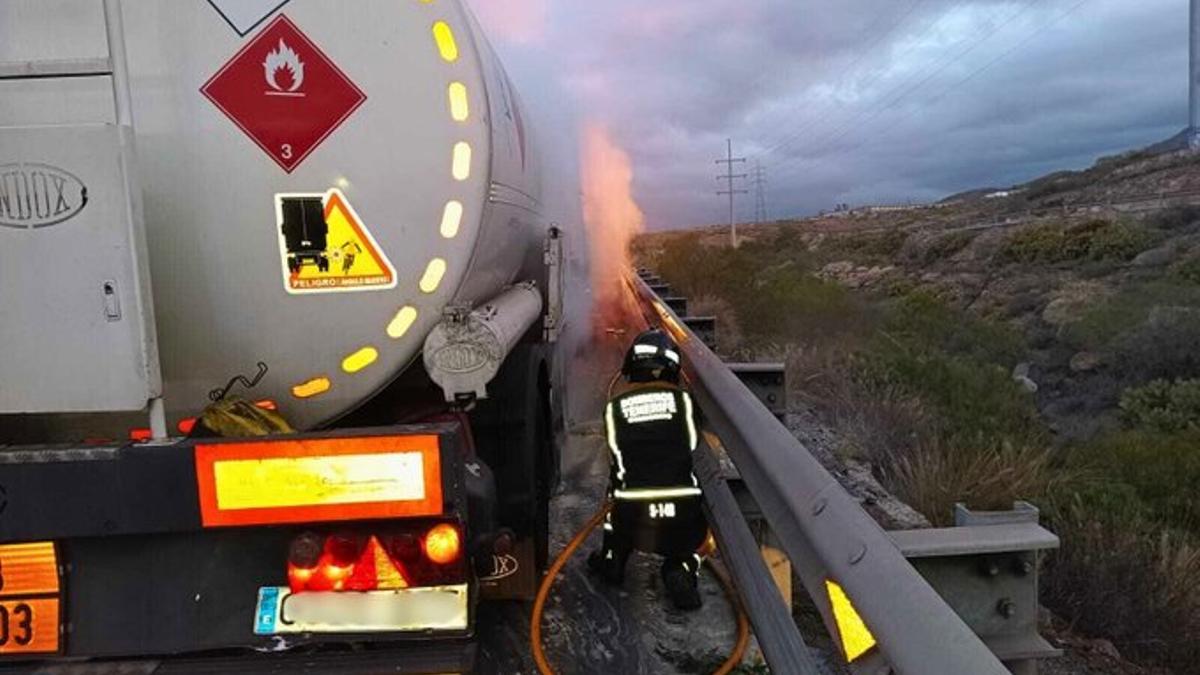 SUCESOS INCENDIO CAMION | Bomberos de Tenerife previenen una nueva catástrofe en el sur de Tenerife