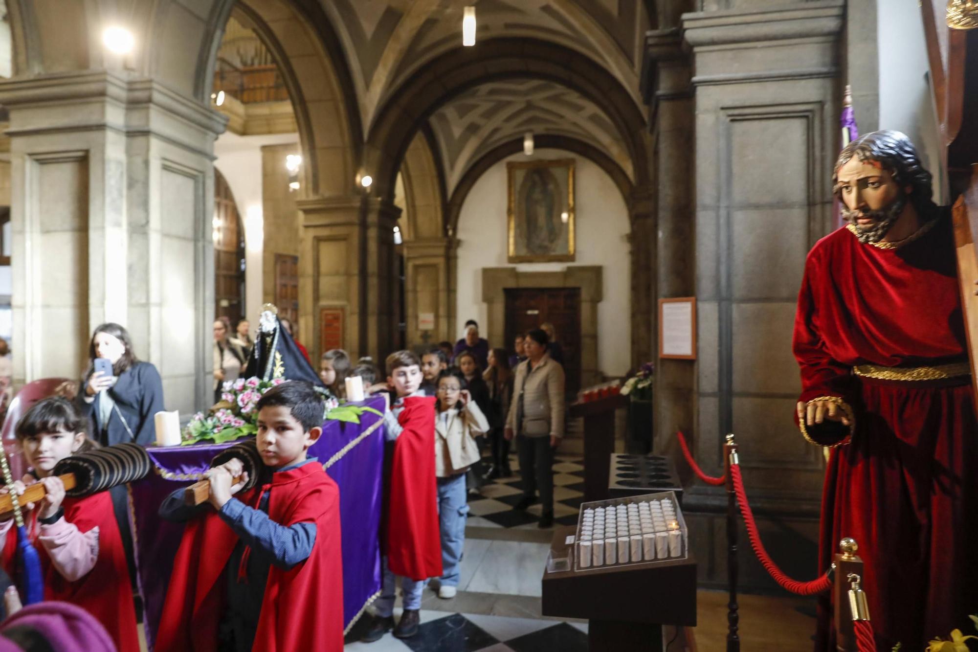 El vía crucis para los más pequeños en la iglesia de San José, en imágenes