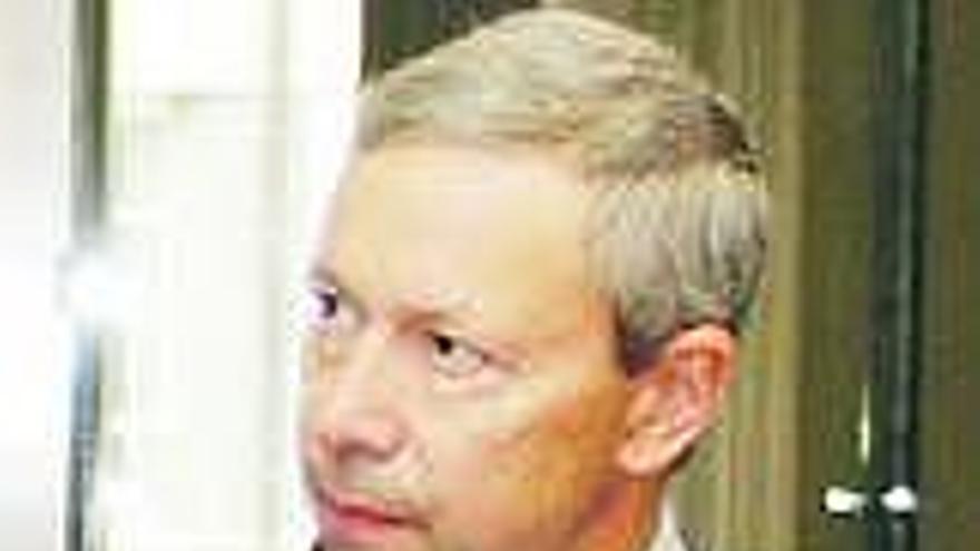 José Tuñón, letrado de la Junta, se jubila tras veintitrés años de servicio