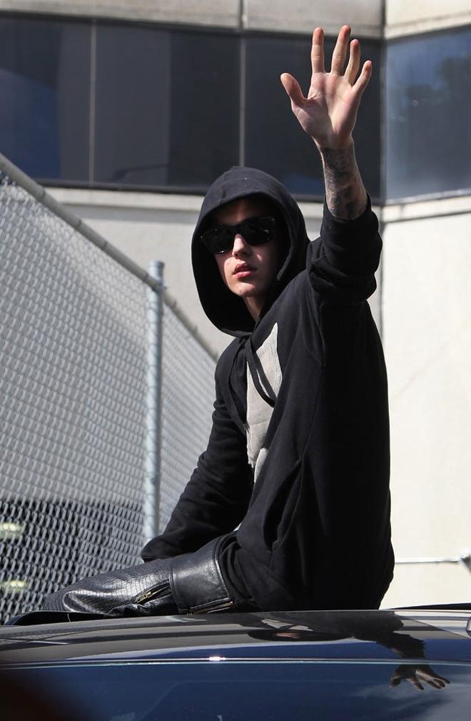 Justin Bieber saluda a la salida de la cárcel