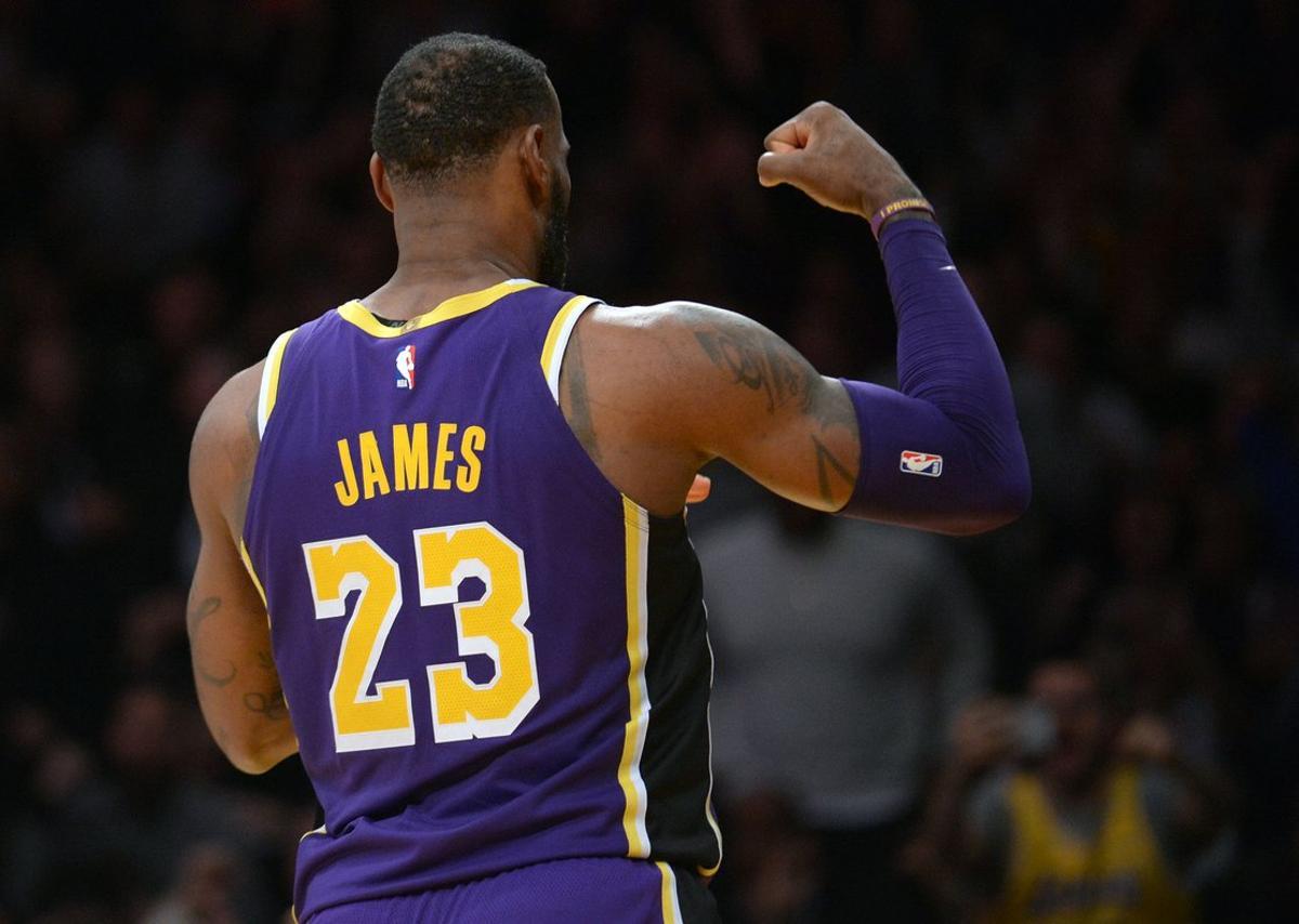 Lebron James supera a Michael Jordan y ya suma 32.292 puntos en la NBA