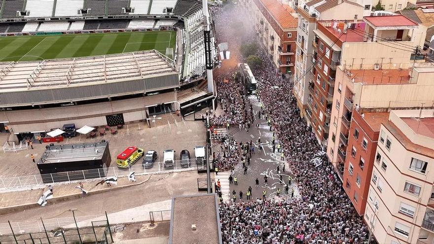 Video | La llegada del bus del CD Castellón al SkyFi Castalia, desde ...