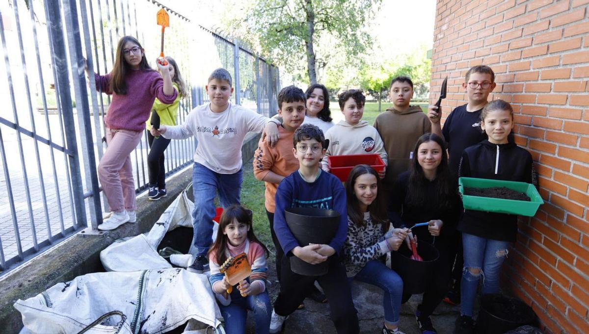 Los alumnos del Asturies faen so "cole" verde y afayaízu