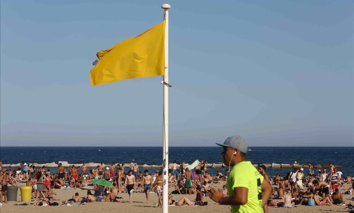 Precaución en las playas de la Región de Murcia: 22 banderas amarillas ...