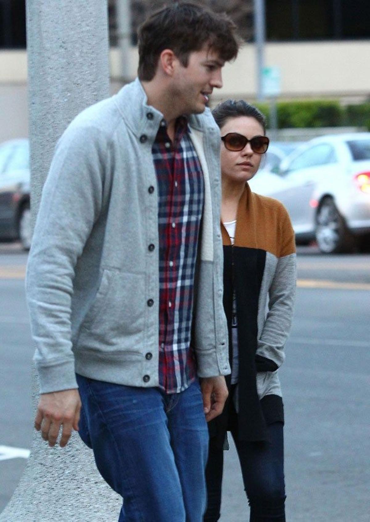 Mila Kunis y Ashton Kutcher, de paseo muy serios - Cuore