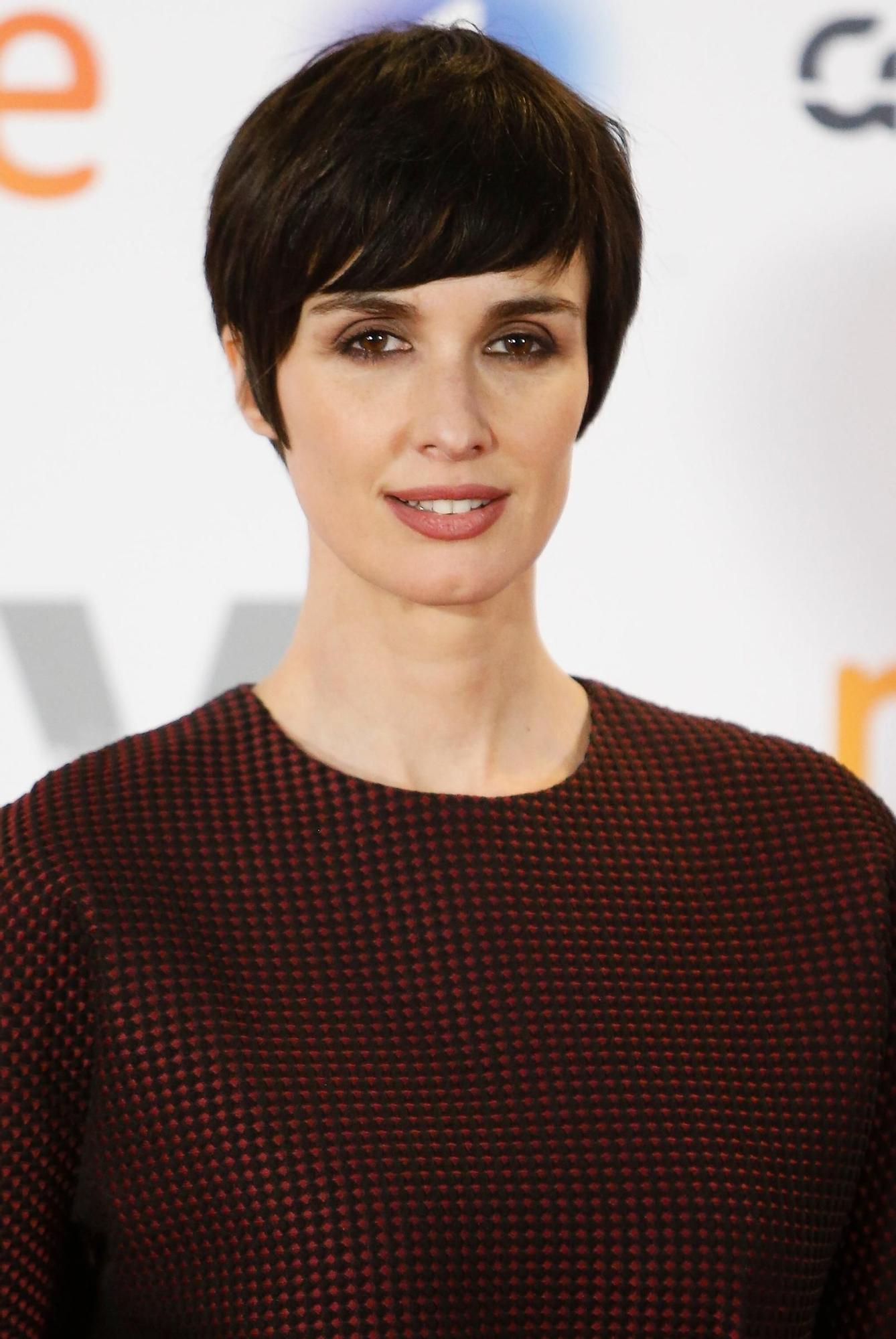 Paz Vega y su look a cuadros para la presentación de la serie 'Fugitiva ...