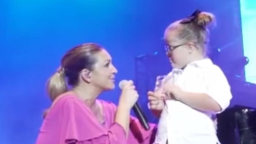 Ella es Lola, la pequeña que ha enamorado a Niña Pastori en su exitoso ...