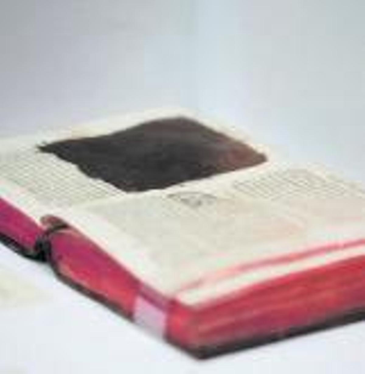 Los libros exhiben sus heridas