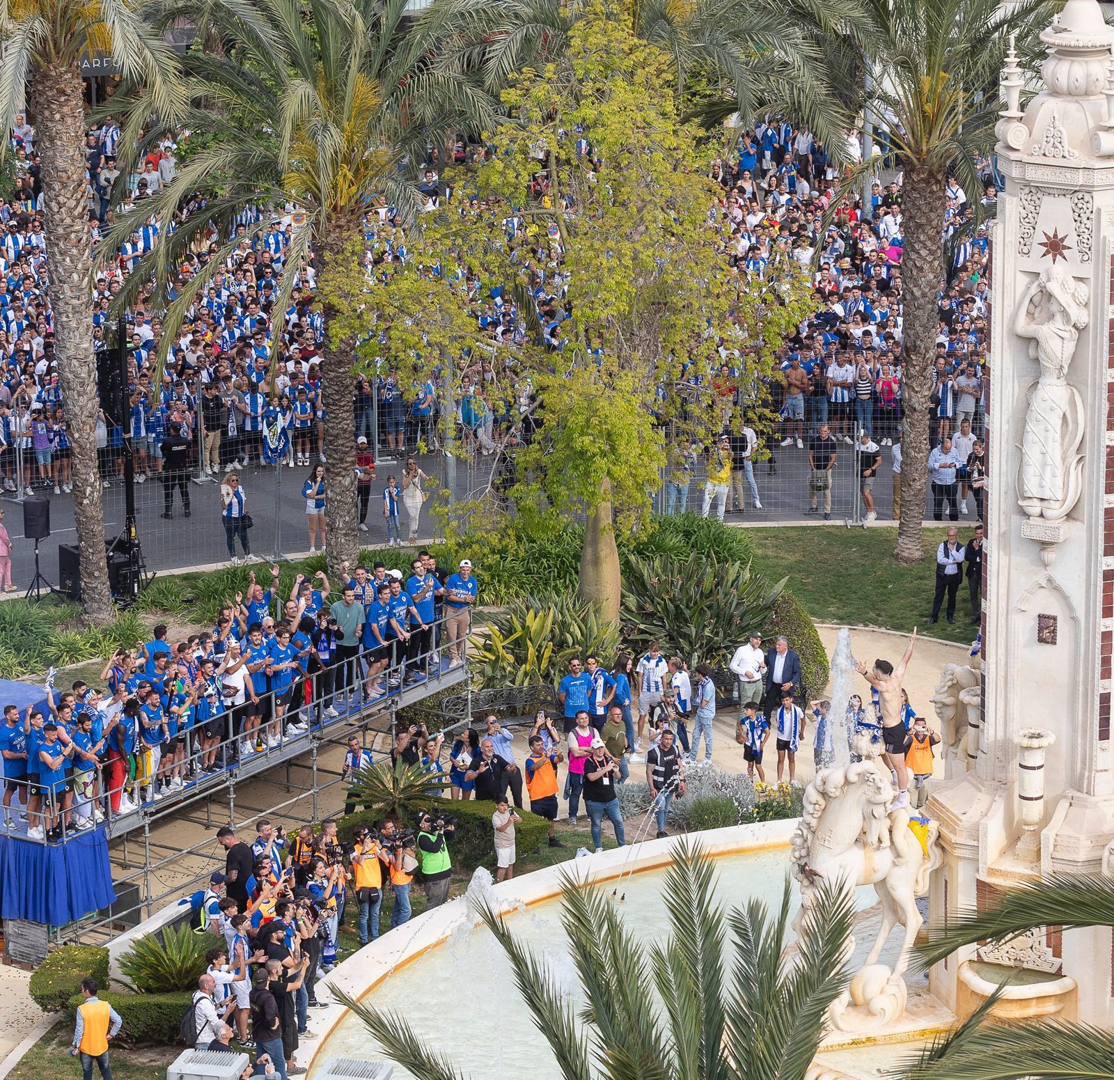 HÉRCULES ASCENSO | Luceros se viste de blanquiazul catorce años después