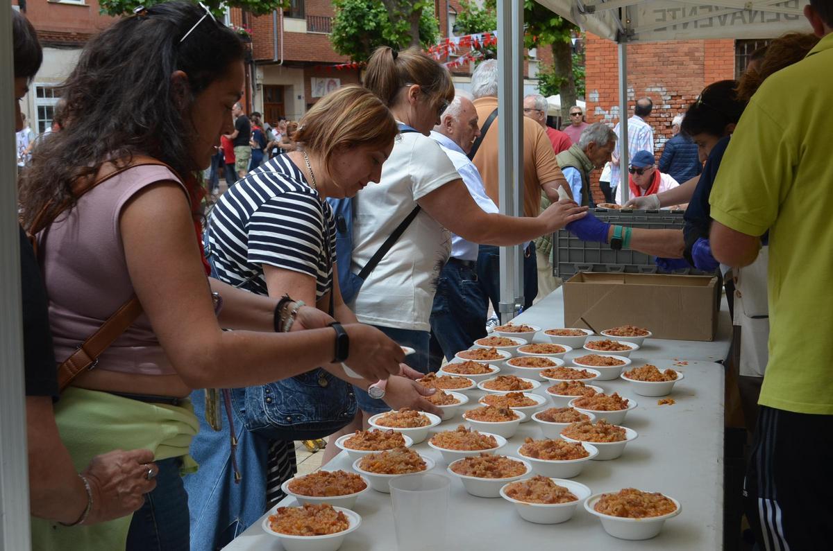 GALERÍA: La comida popular del viernes del Toro de Benavente, en imágenes