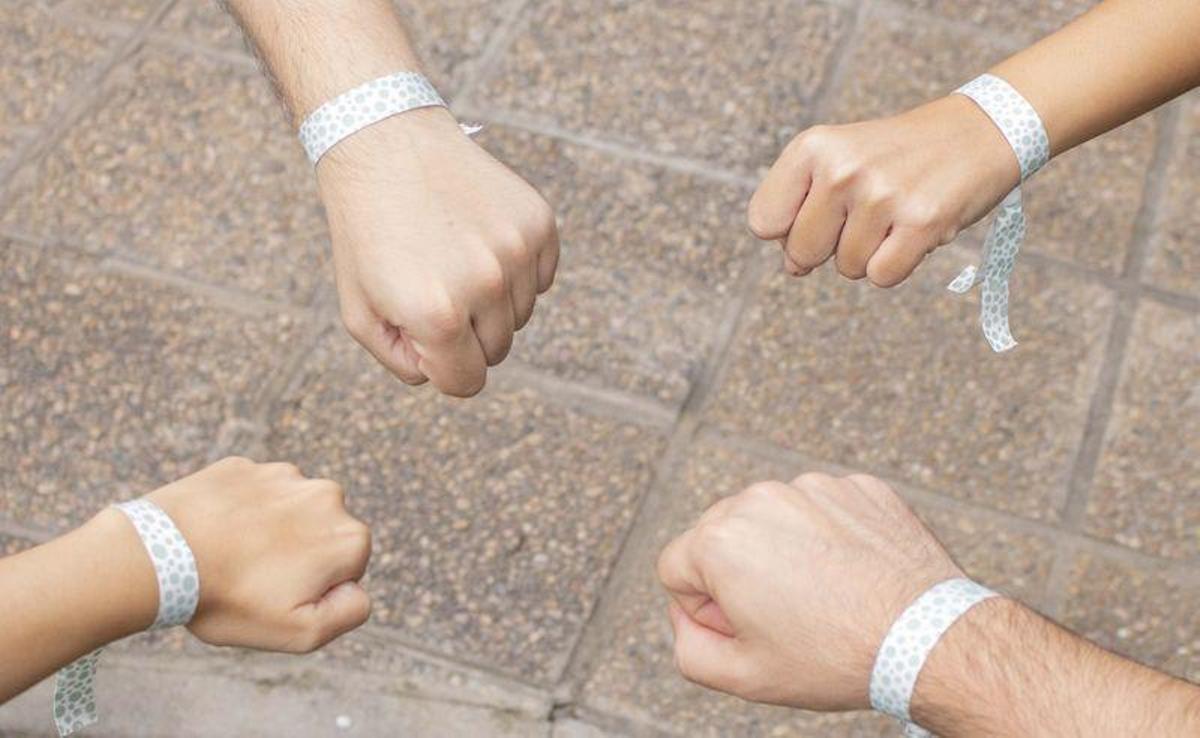 Estas pulseras térmicas cambian de color si un alumno tiene fiebre