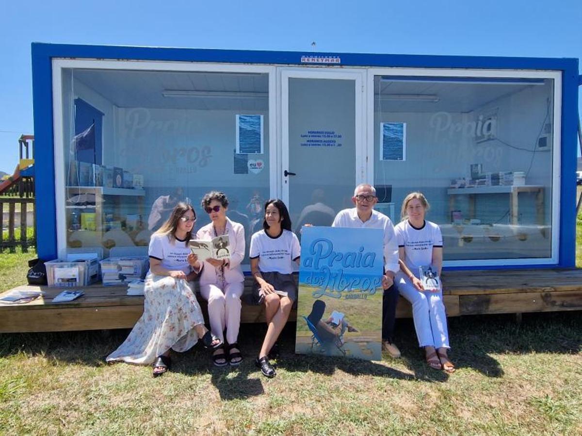 Carballo achega os libros á praia de Razo para seguir gozando do pracer ...