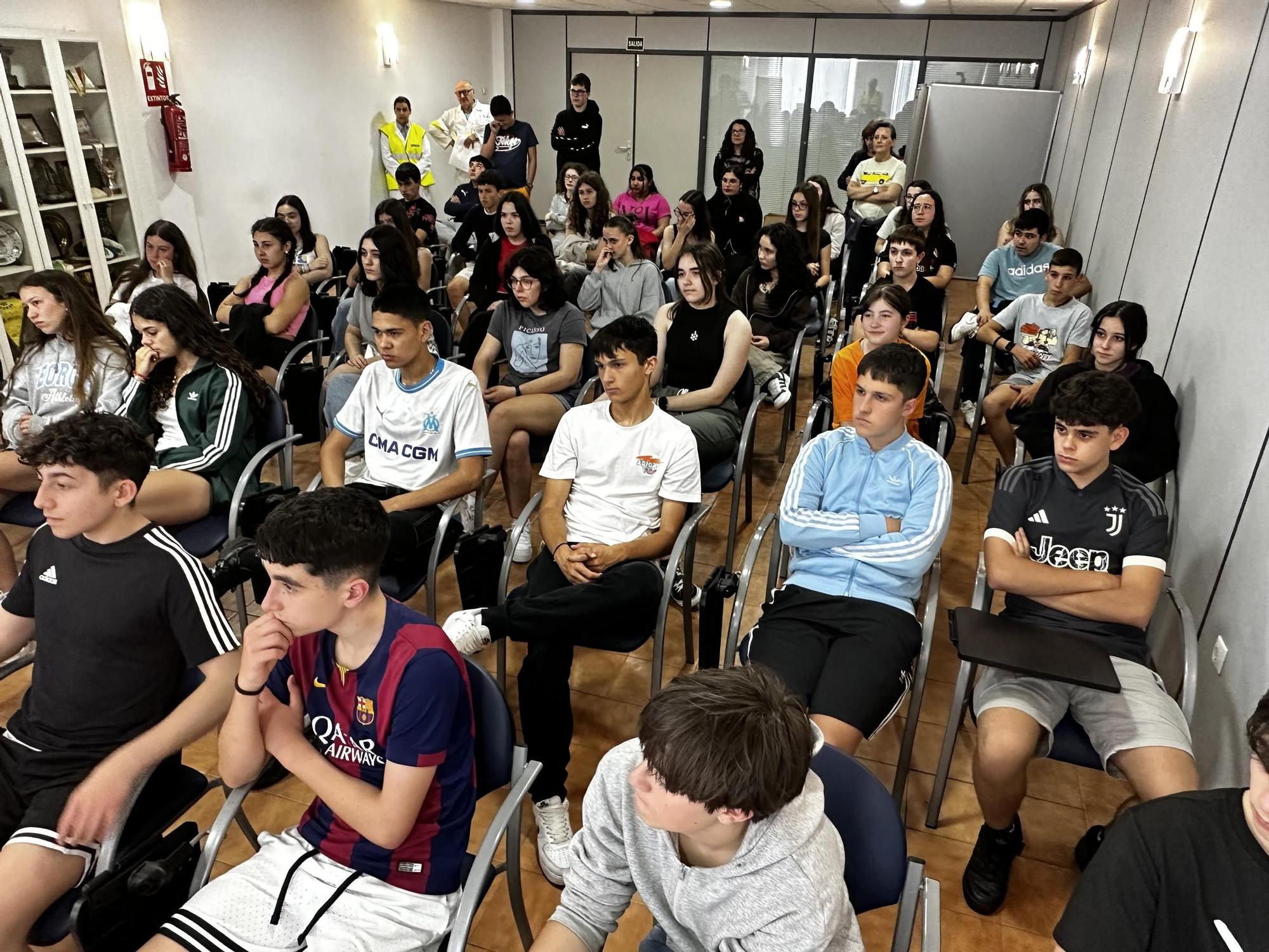 En el corazón de Reny Picot: un grupo de estudiantes de Vegadeo visita ...