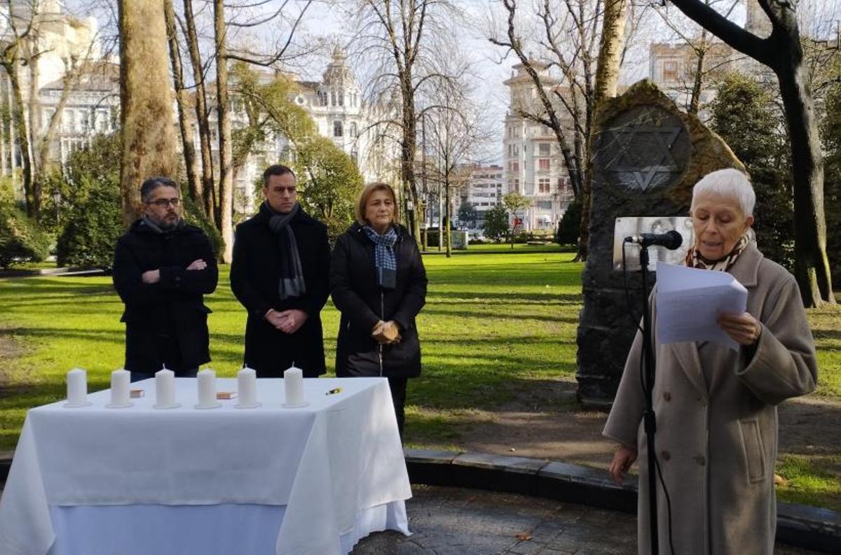 Oviedo enciende seis velas por las víctimas del Holocausto