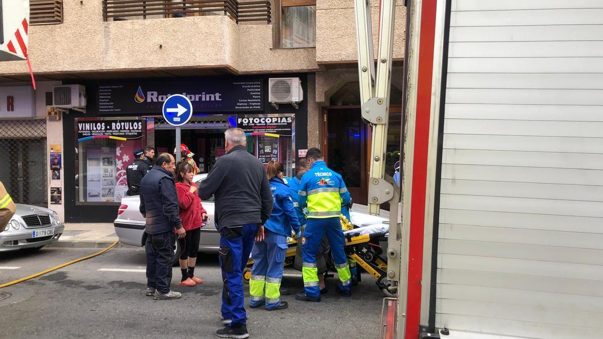 La vecina de 94 años de Cáceres rescatada en el incendio de su vivienda recibe el alta hospitalaria