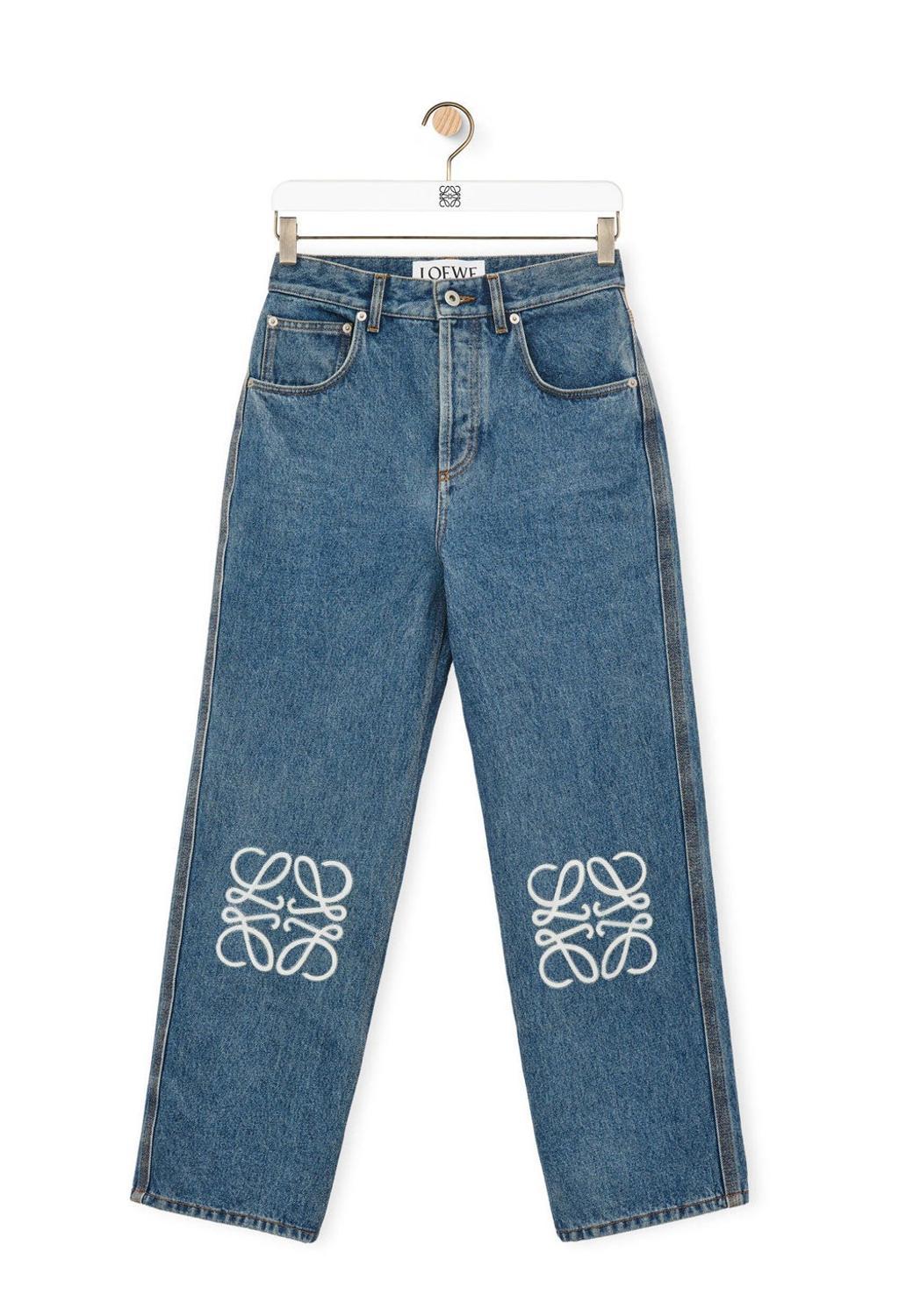 La nueva prenda viral de Loewe: vaqueros con logo en la rodilla - Cuore