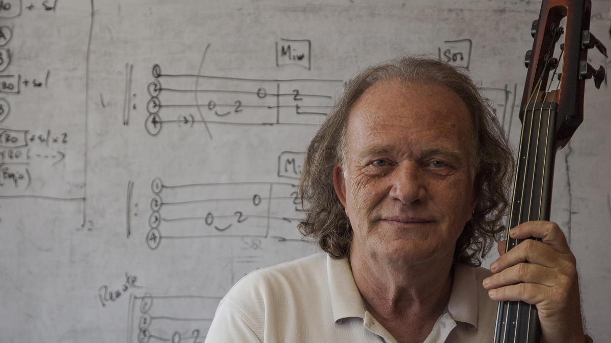 Un músico que escucha los silencios de la gente