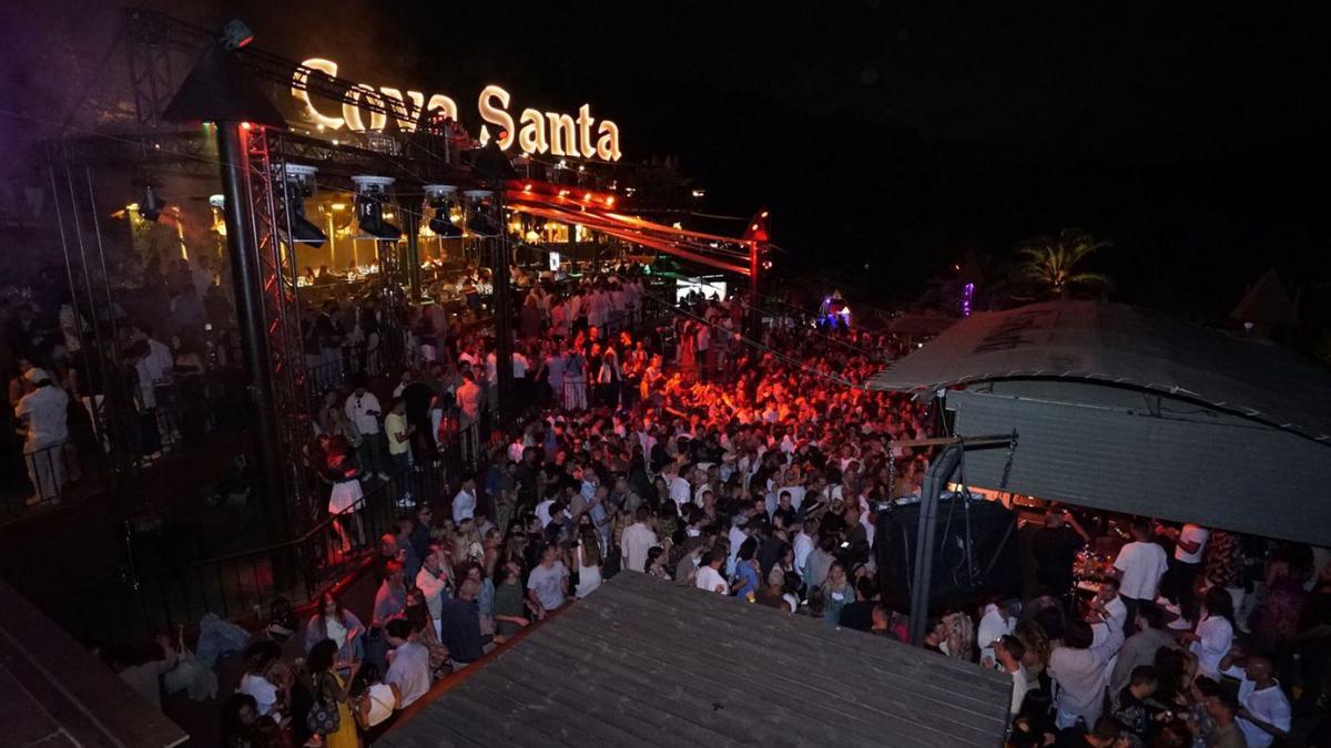 DISCOTECAS DE IBIZA | Cova Santa, un julio lleno de música y ambiente ...
