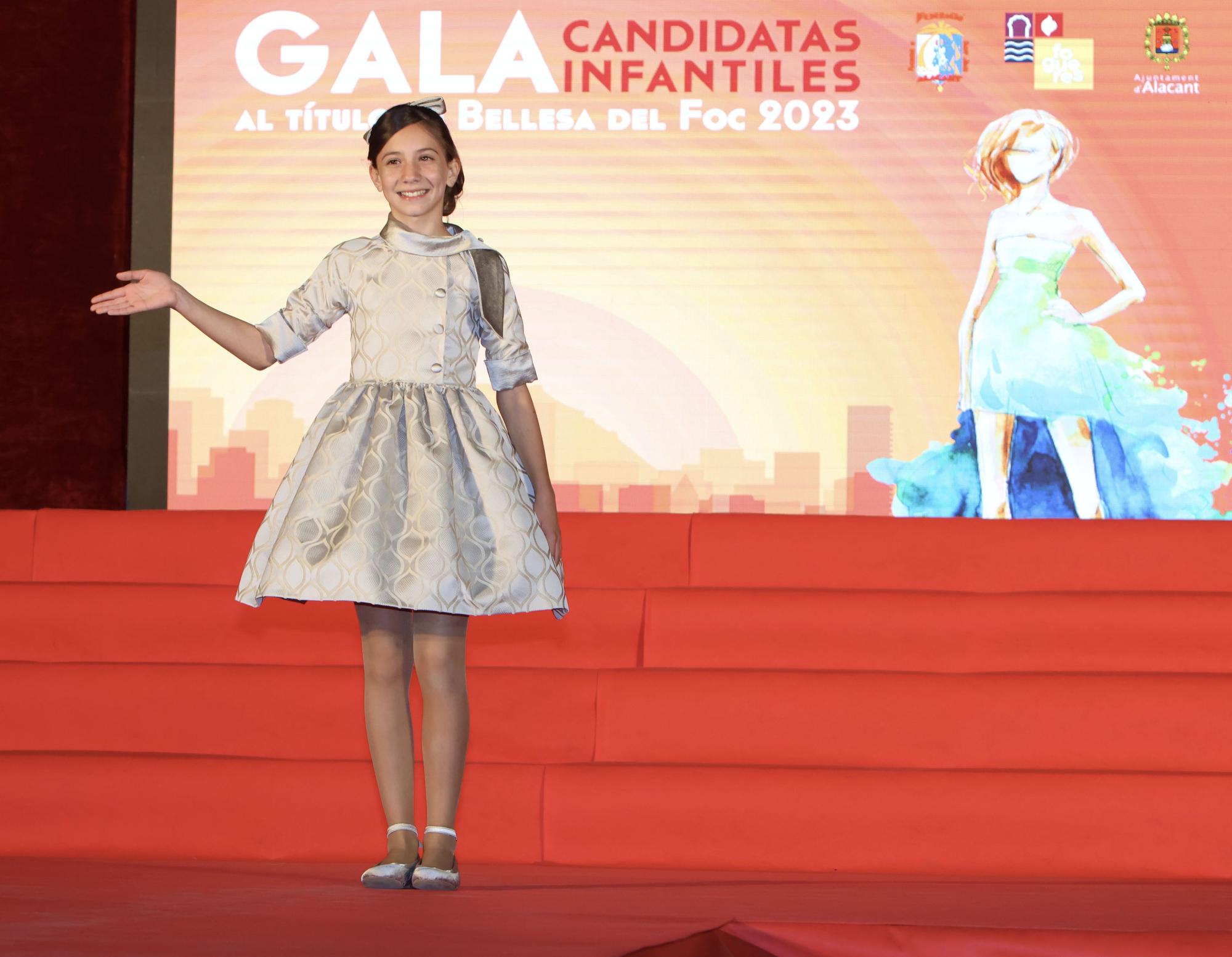Las candidatas a Bellea del Foc Infantil brillan en la pasarela del Puerto