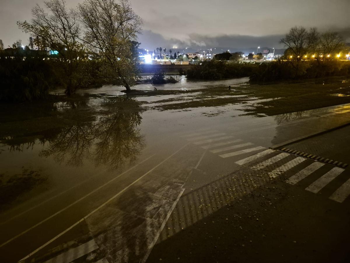 El Besòs cierra su parque fluvial por riesgo de desbordamiento tras un ...
