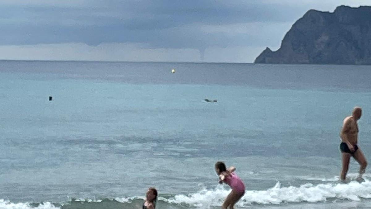 Se forma una manga marina junto al Penyal d'Ifac de Calp