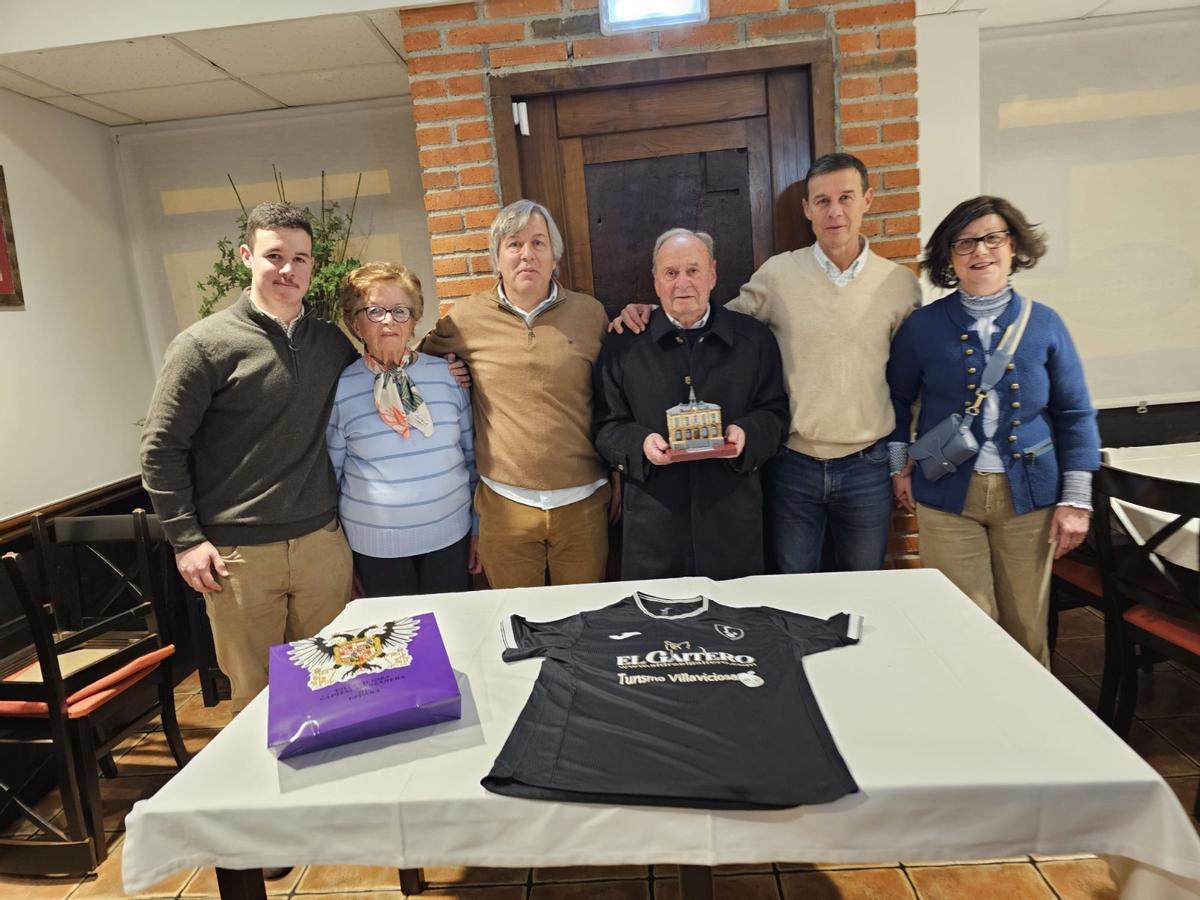 Los veteranos del Lealtad homenajean a José Manuel Vigón: «Gracias por ...